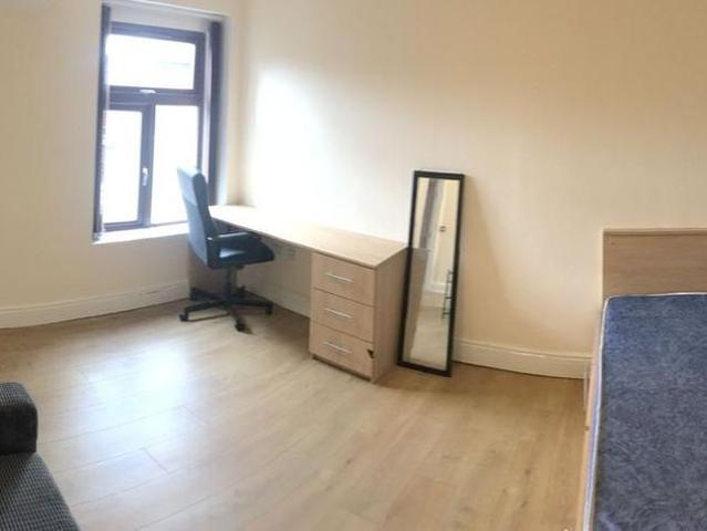 5 bedroom semi detached house to rent