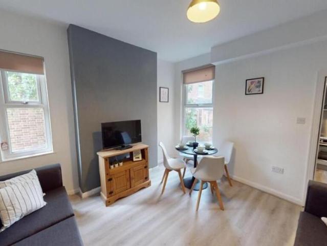 5 bedroom semi detached house to rent