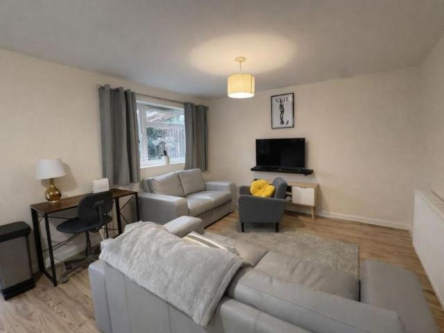 5 bedroom semi detached house to rent