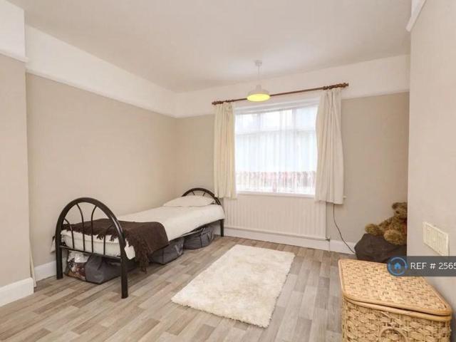5 bedroom semi detached house to rent