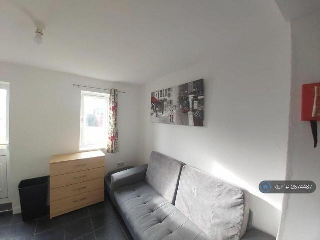 5 bedroom semi detached house to rent