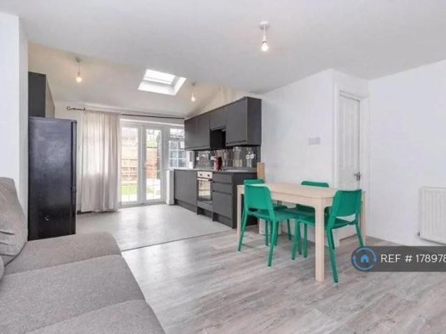 5 bedroom semi detached house to rent