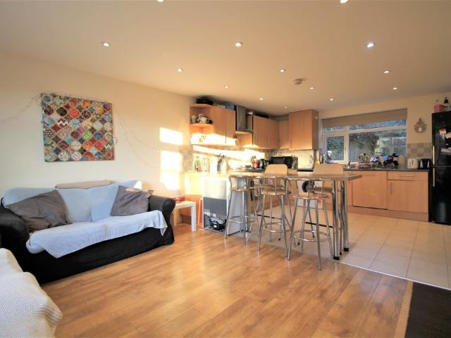 5+ bedroom Semi detached house for let
