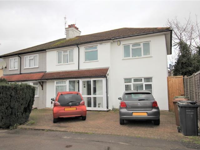 5+ bedroom Semi detached house for let