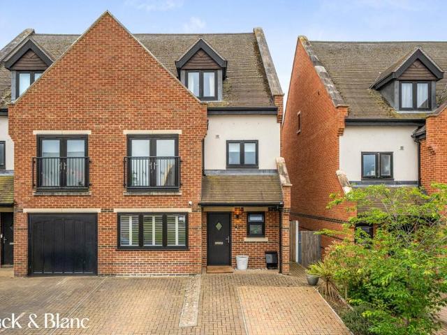 5 bedroom semi detached house for sale