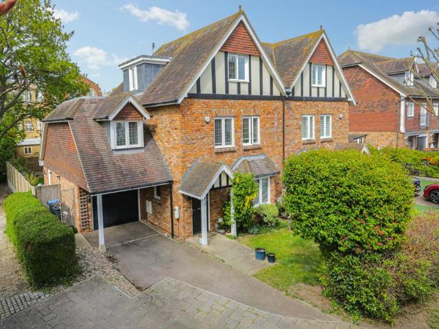 5 bedroom semi detached house for sale