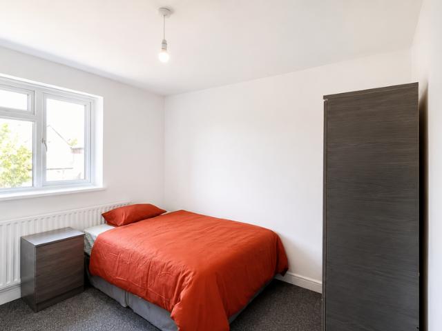 5 bedroom semi detached house for sale