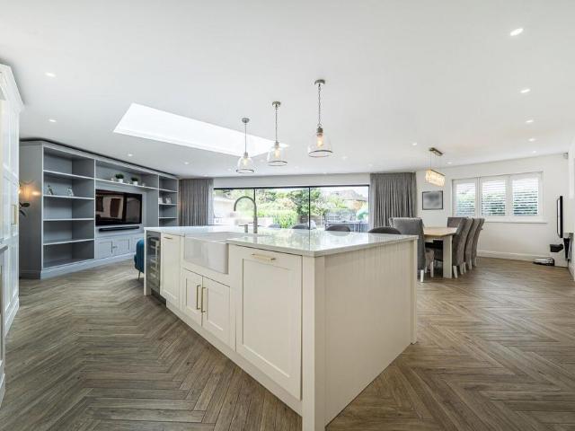 5 bedroom semi detached house for sale