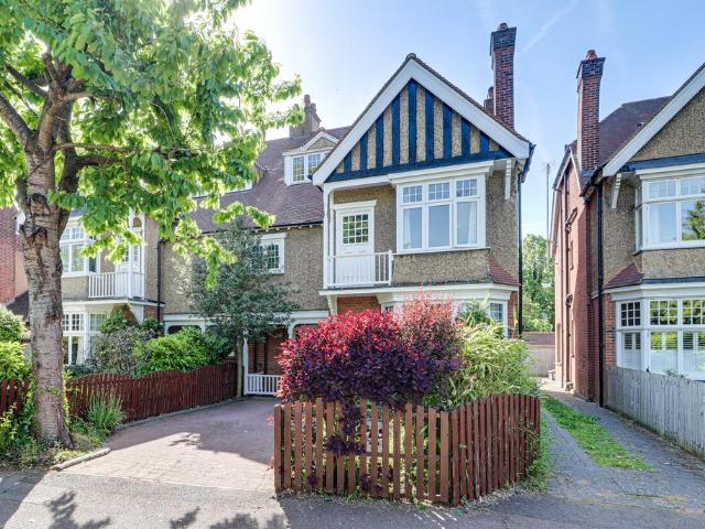 5 bedroom semi detached house for sale