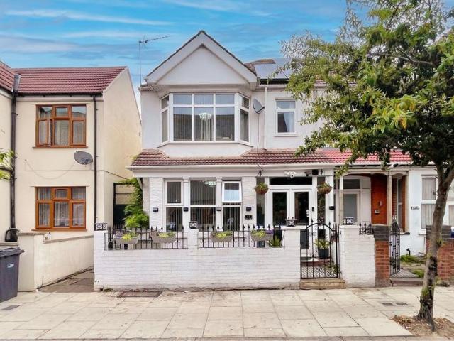 5 bedroom semi detached house for sale