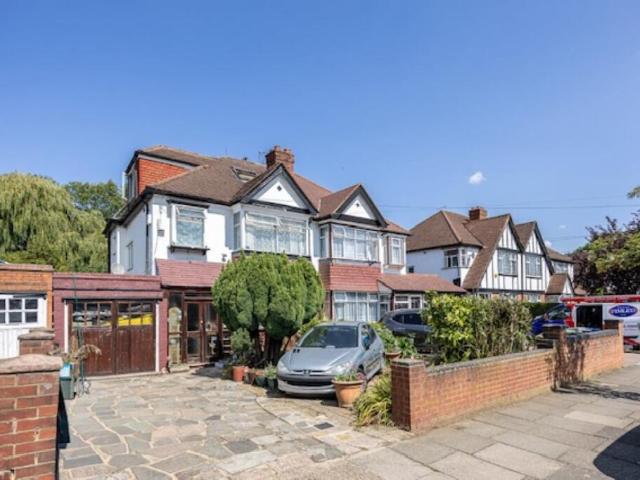5 bedroom semi detached house for sale