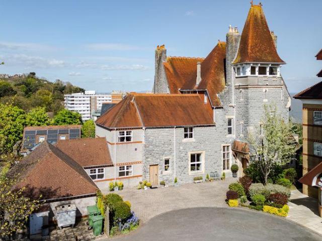 5 bedroom semi detached house for sale