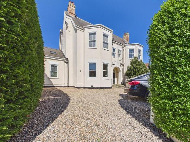 5 bedroom semi detached house for sale