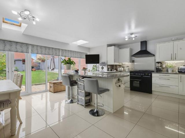 5 bedroom semi detached house for sale