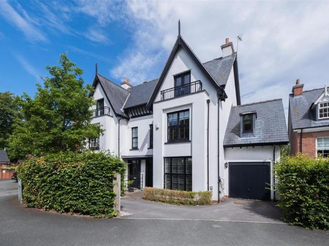 5 bedroom semi detached house for sale