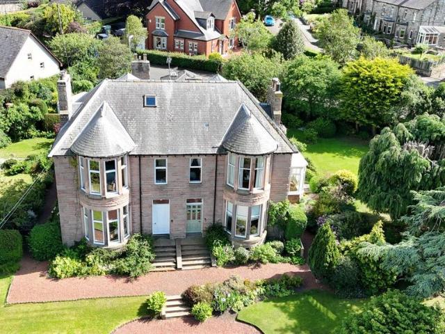 5 bedroom semi detached house for sale