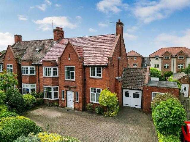 5 bedroom semi detached house for sale
