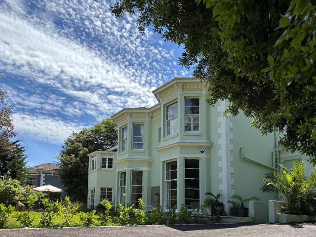 5 bedroom semi detached house for sale