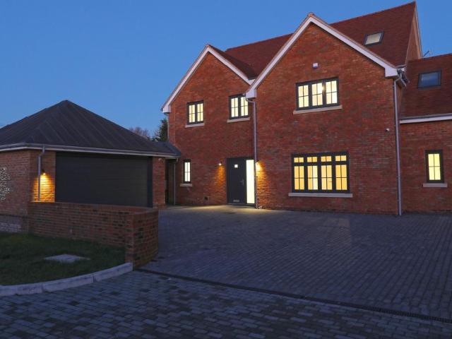 5 bedroom semi detached house for sale