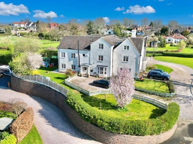 5 bedroom semi detached house for sale