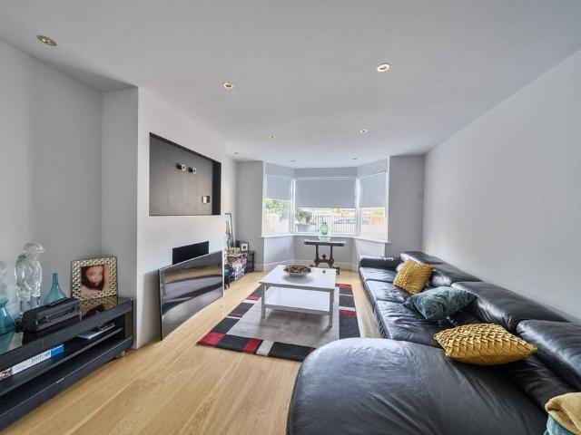 5 bedroom semi detached house for sale