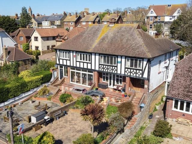 5 bedroom semi detached house for sale