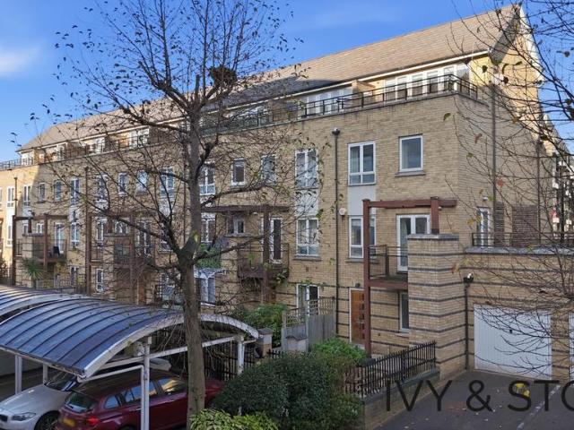 5 bedroom end of terrace house for sale