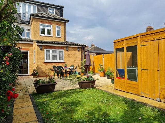 5 bedroom semi detached house for sale