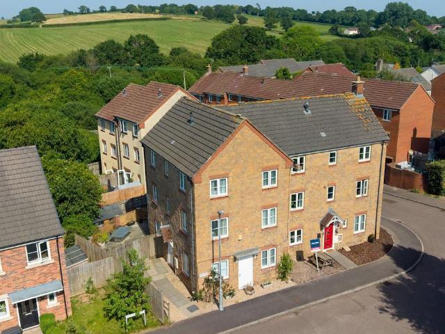 5 bedroom semi detached house for sale