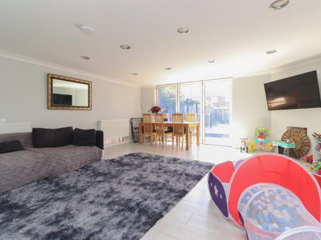 5 bedroom semi detached house for sale