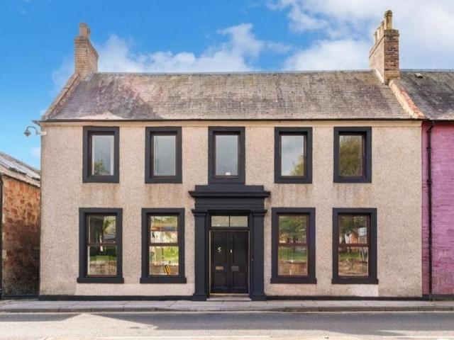 5 bedroom semi detached house for sale