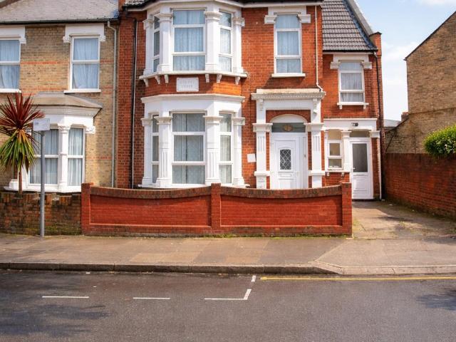 5 bedroom semi detached house for sale