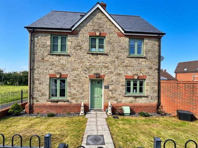 5 bedroom semi detached house for sale