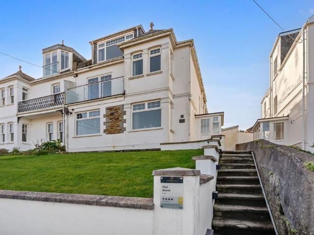 5 bedroom semi detached house for sale