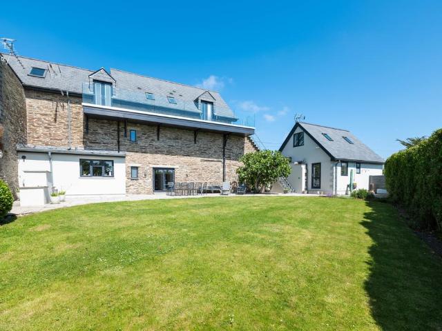 5 bedroom semi detached house for sale