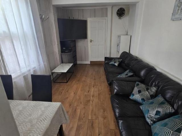 5 bedroom semi detached house for sale