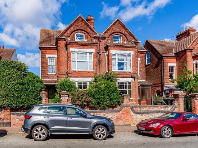 5 bedroom semi detached house for sale