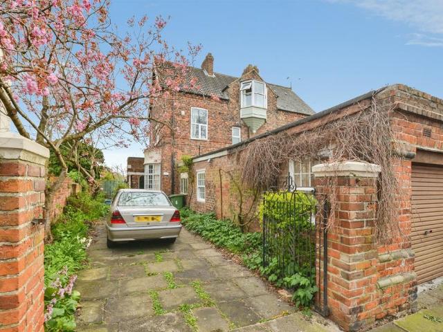 5 bedroom semi detached house for sale