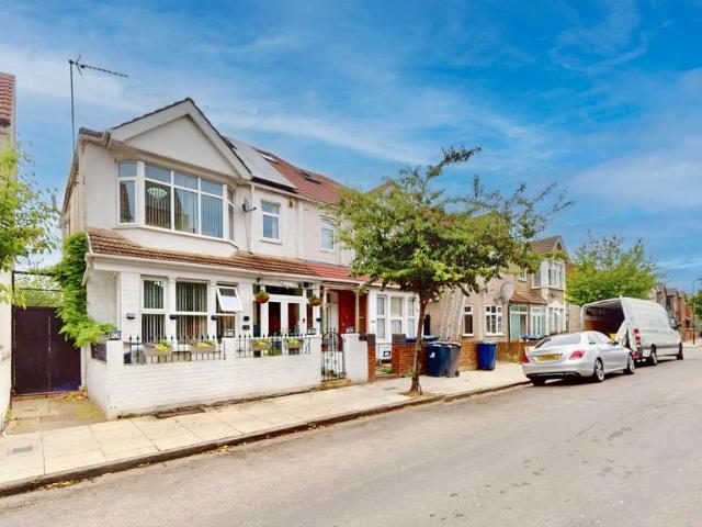 5 bedroom semi detached house for sale