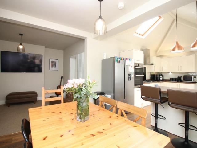 5 bedroom semi detached house for sale