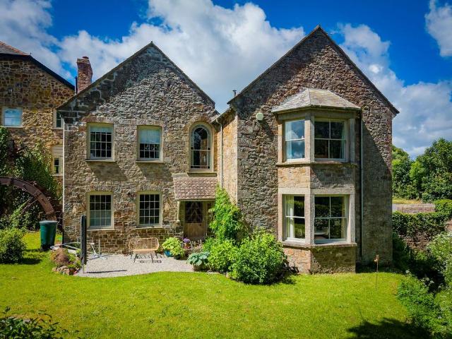 5 bedroom semi detached house for sale