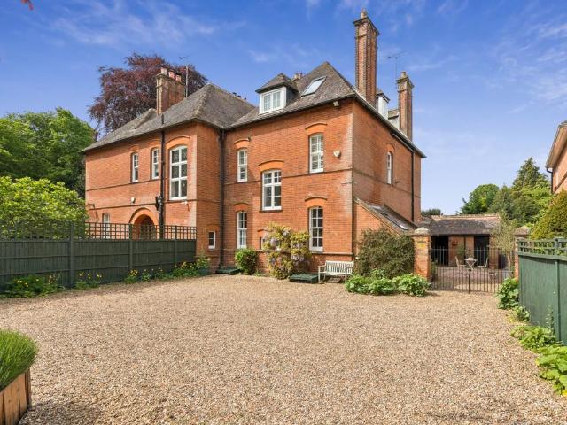 5 bedroom semi detached house for sale