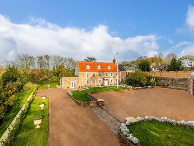 5 bedroom semi detached house for sale