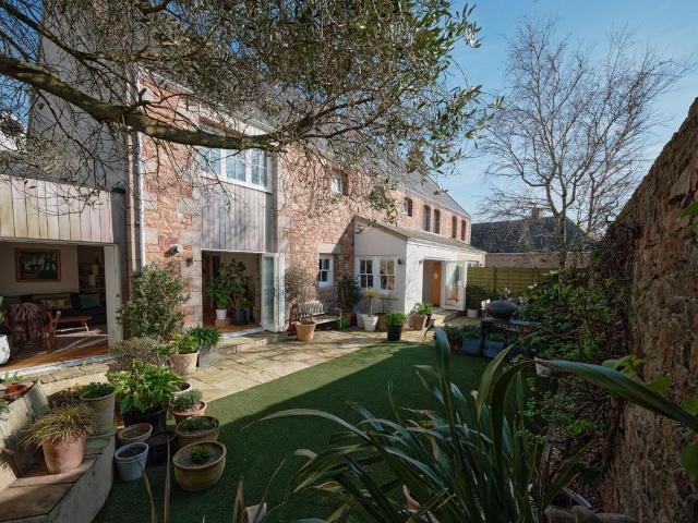5 bedroom semi detached house for sale