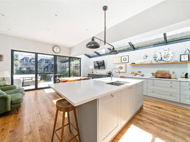 5 bedroom semi detached house for sale