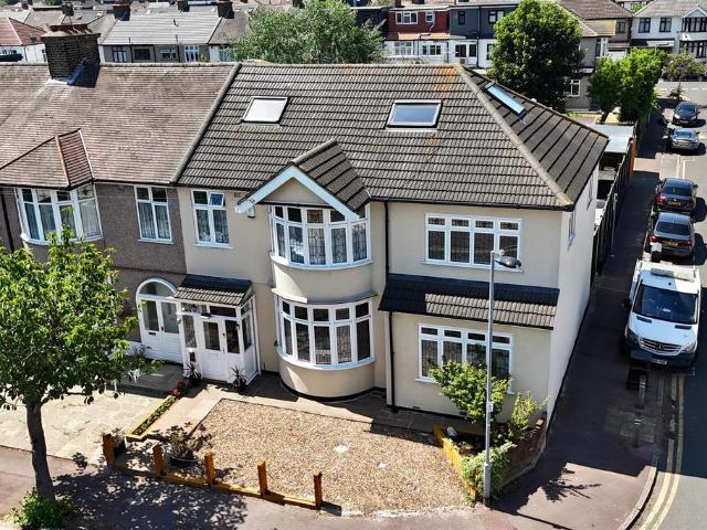 5 bedroom semi detached house for sale