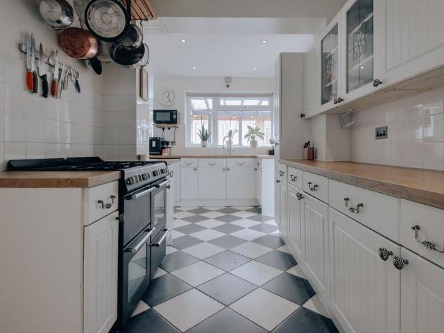 5 bedroom semi detached house for sale