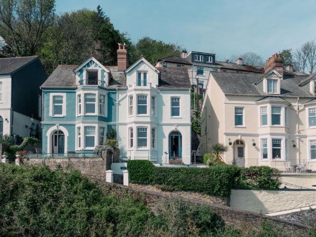 5 bedroom semi detached house for sale