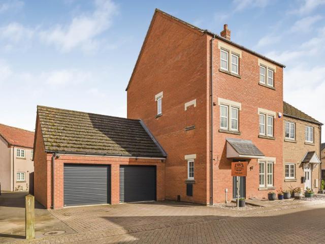 5 bedroom semi detached house for sale