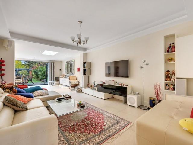 5 bedroom semi detached house for sale